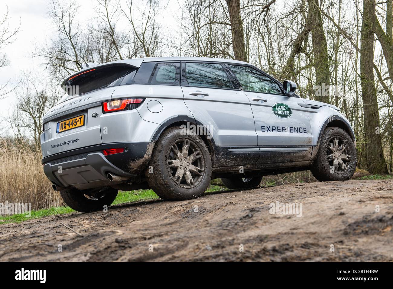 Photo series from an afternoon offroading with several Land Rover cars ...
