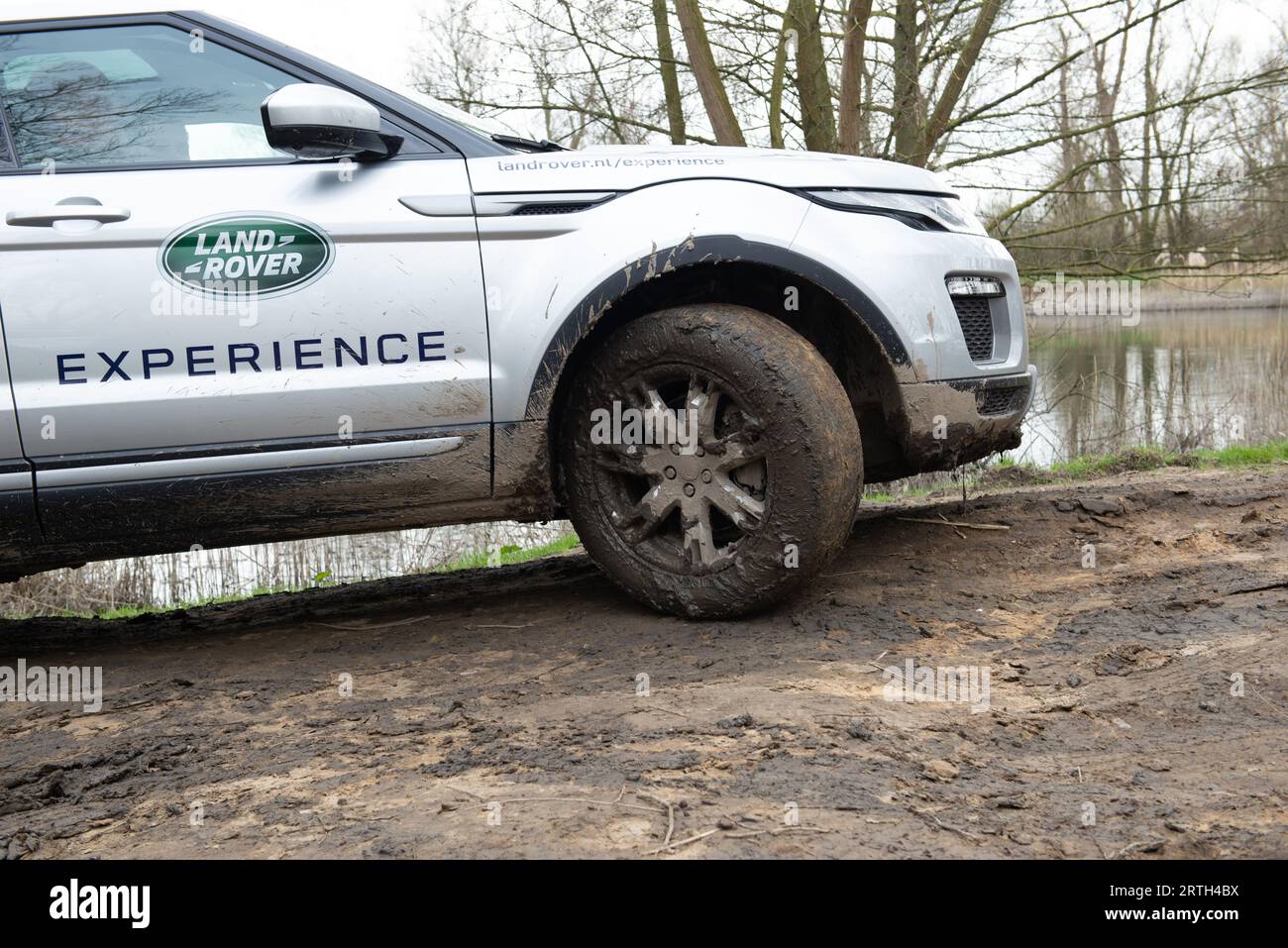 Photo series from an afternoon offroading with several Land Rover cars ...