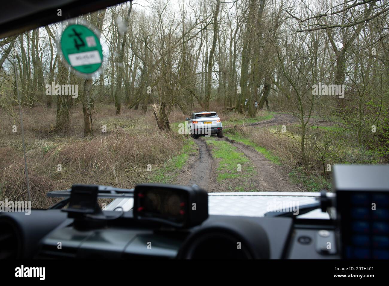 Photo series from an afternoon offroading with several Land Rover cars ...