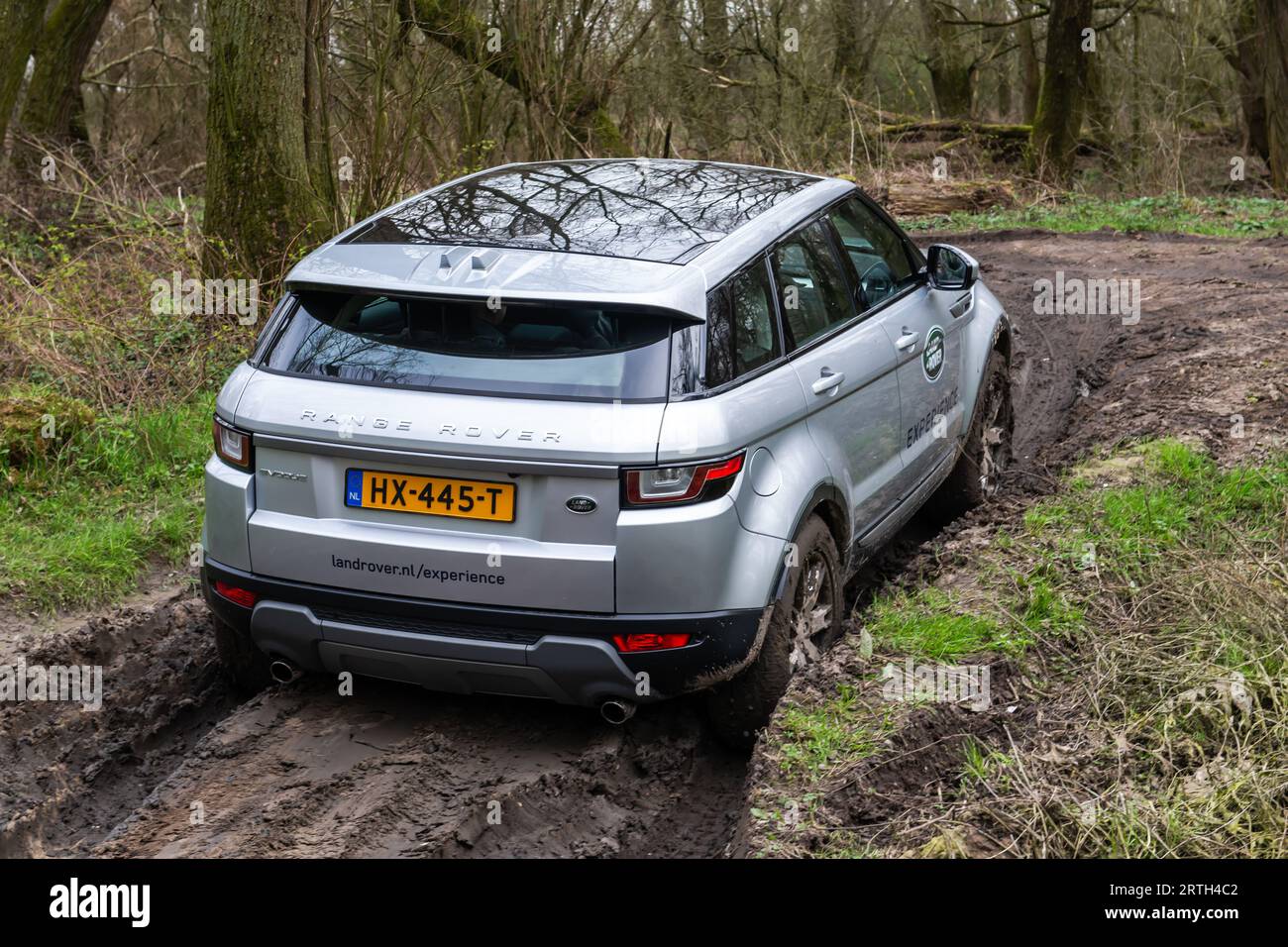 Photo series from an afternoon offroading with several Land Rover cars ...