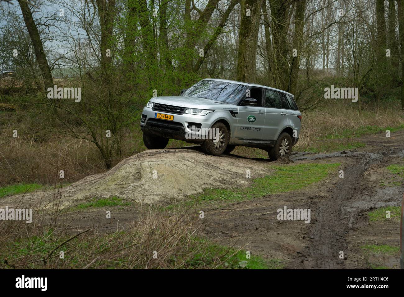Photo series from an afternoon offroading with several Land Rover cars ...