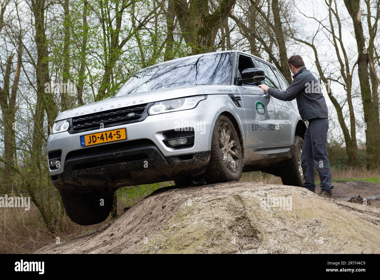 Photo series from an afternoon offroading with several Land Rover cars ...