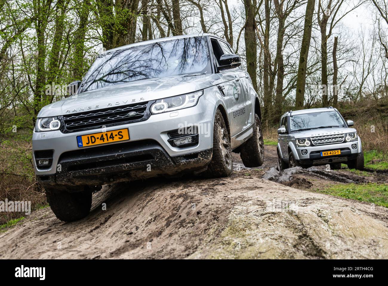 Photo series from an afternoon offroading with several Land Rover cars ...