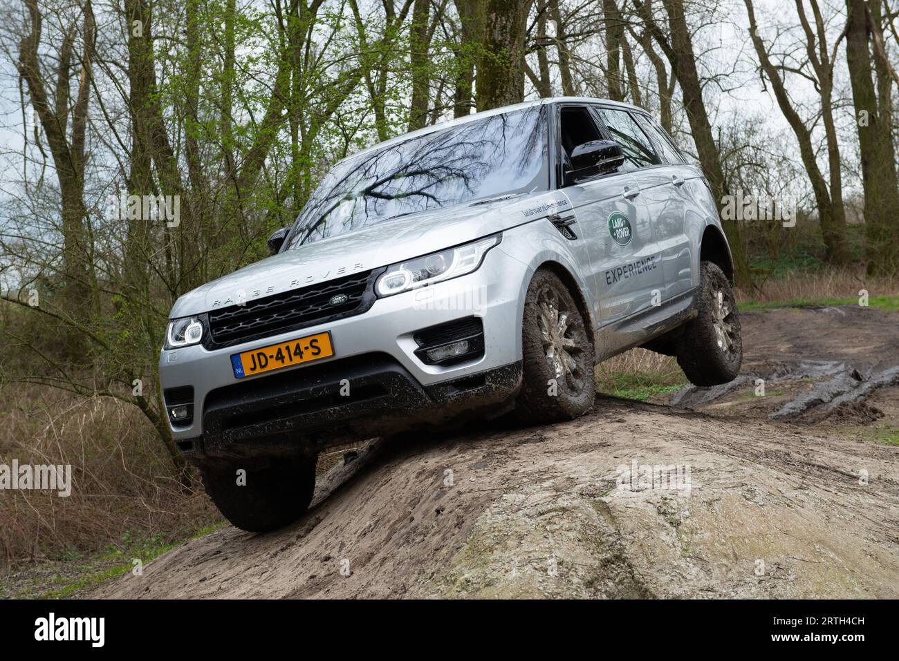 Photo series from an afternoon offroading with several Land Rover cars ...