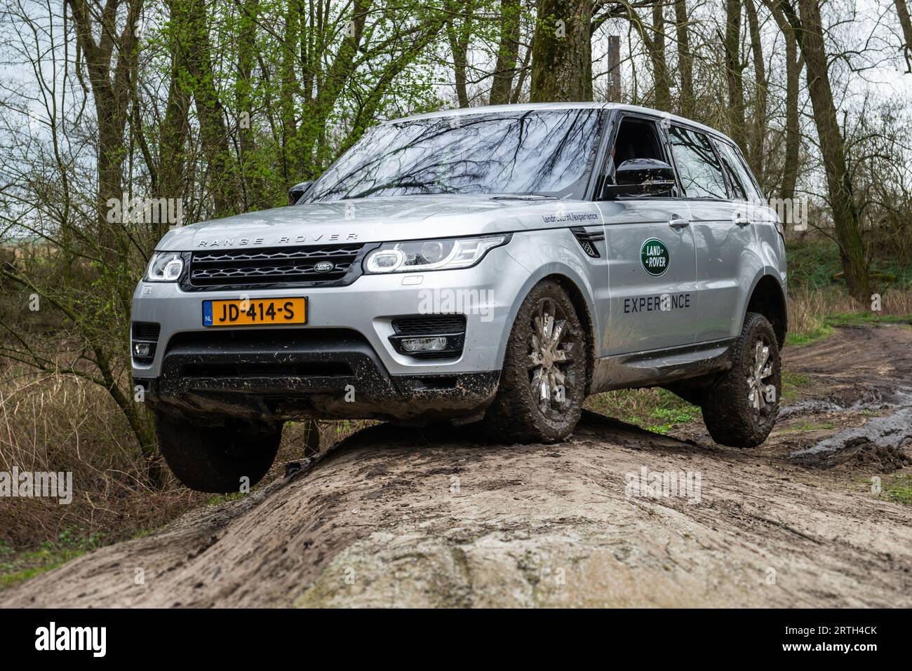 Photo series from an afternoon offroading with several Land Rover cars ...