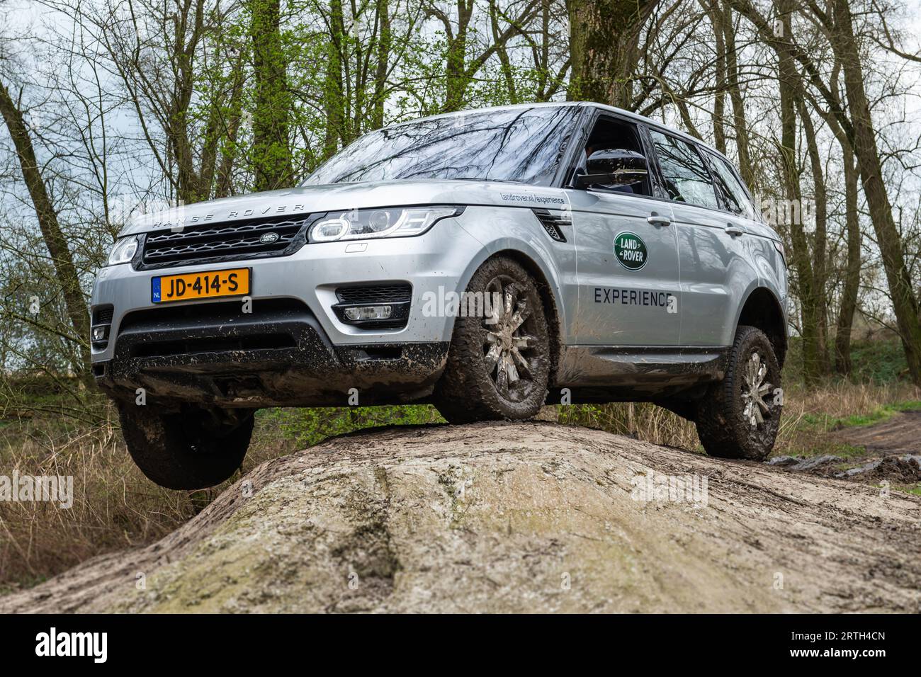 Photo series from an afternoon offroading with several Land Rover cars ...