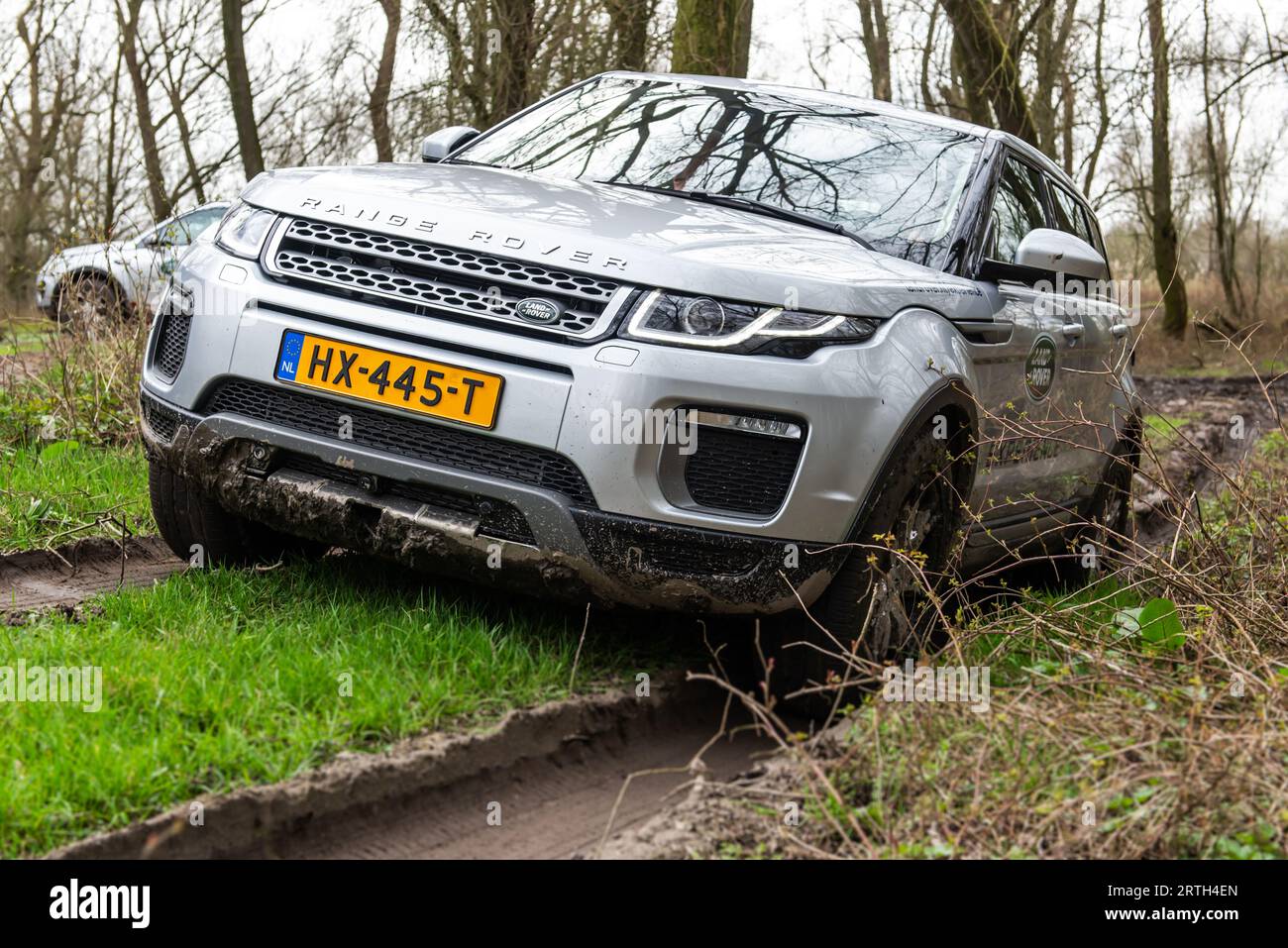 Photo series from an afternoon offroading with several Land Rover cars ...