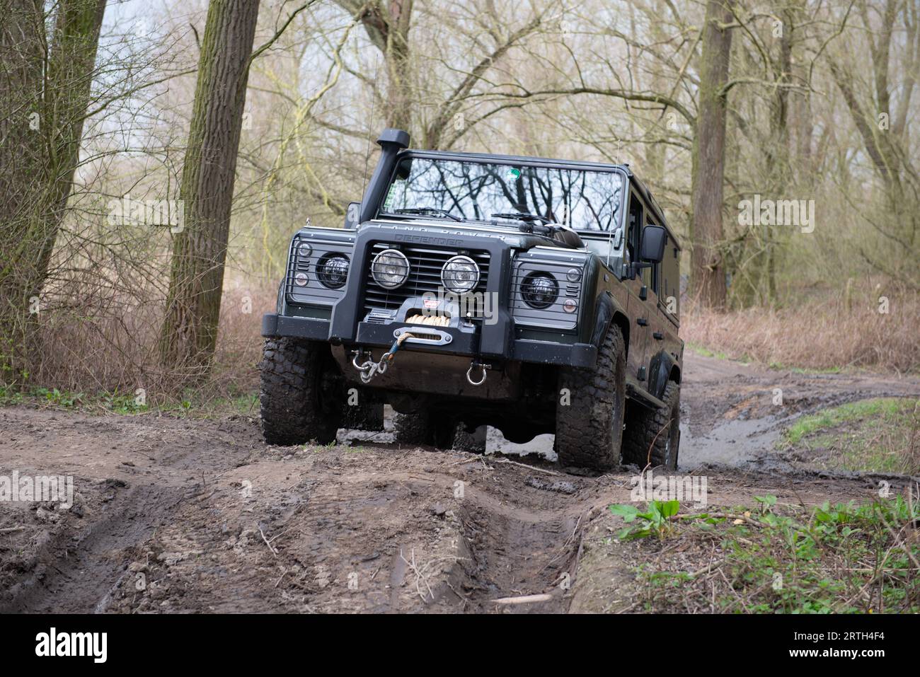 Photo series from an afternoon offroading with several Land Rover cars ...