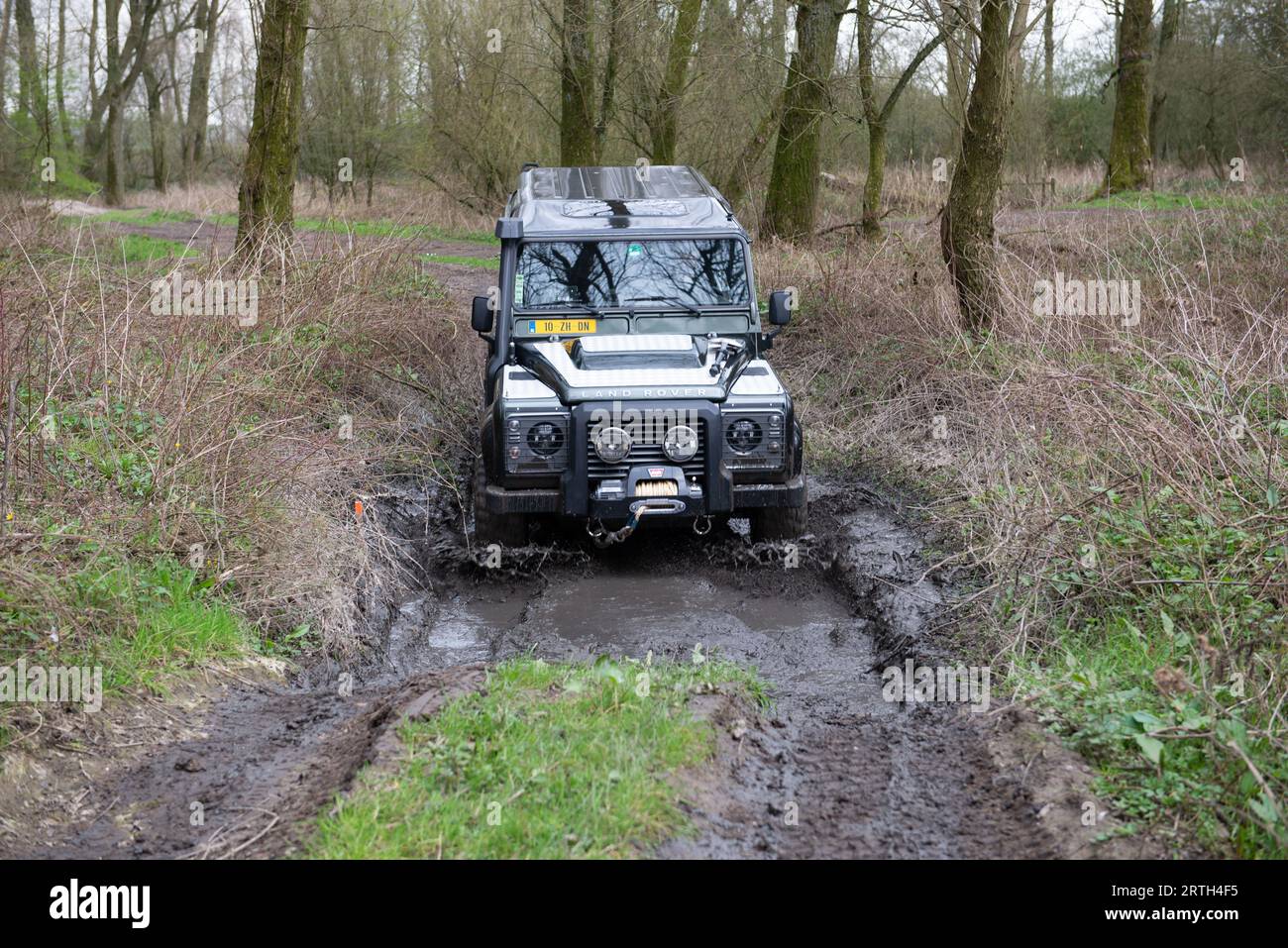 Photo series from an afternoon offroading with several Land Rover cars ...
