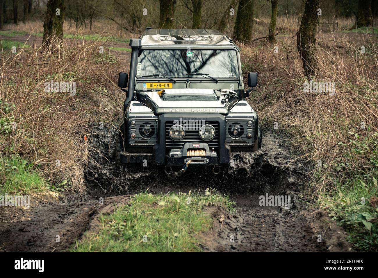 Photo series from an afternoon offroading with several Land Rover cars ...