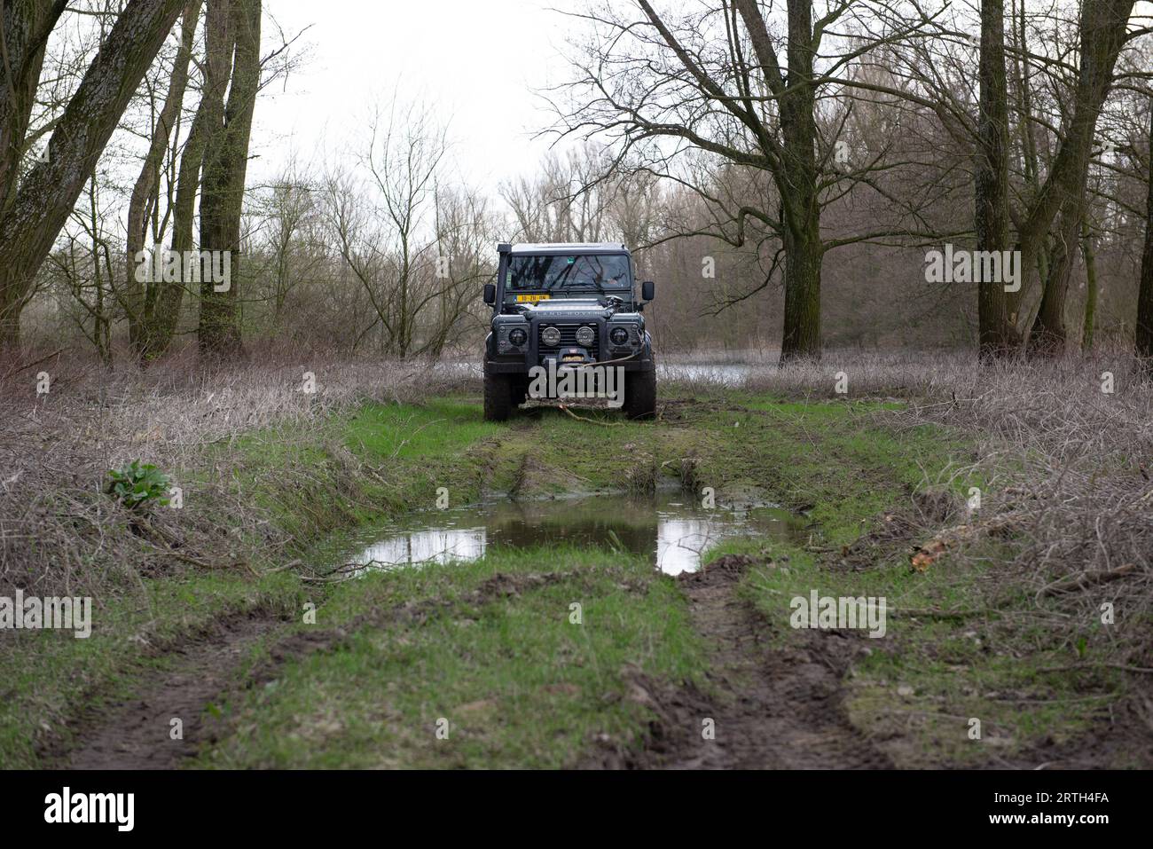 Photo series from an afternoon offroading with several Land Rover cars ...