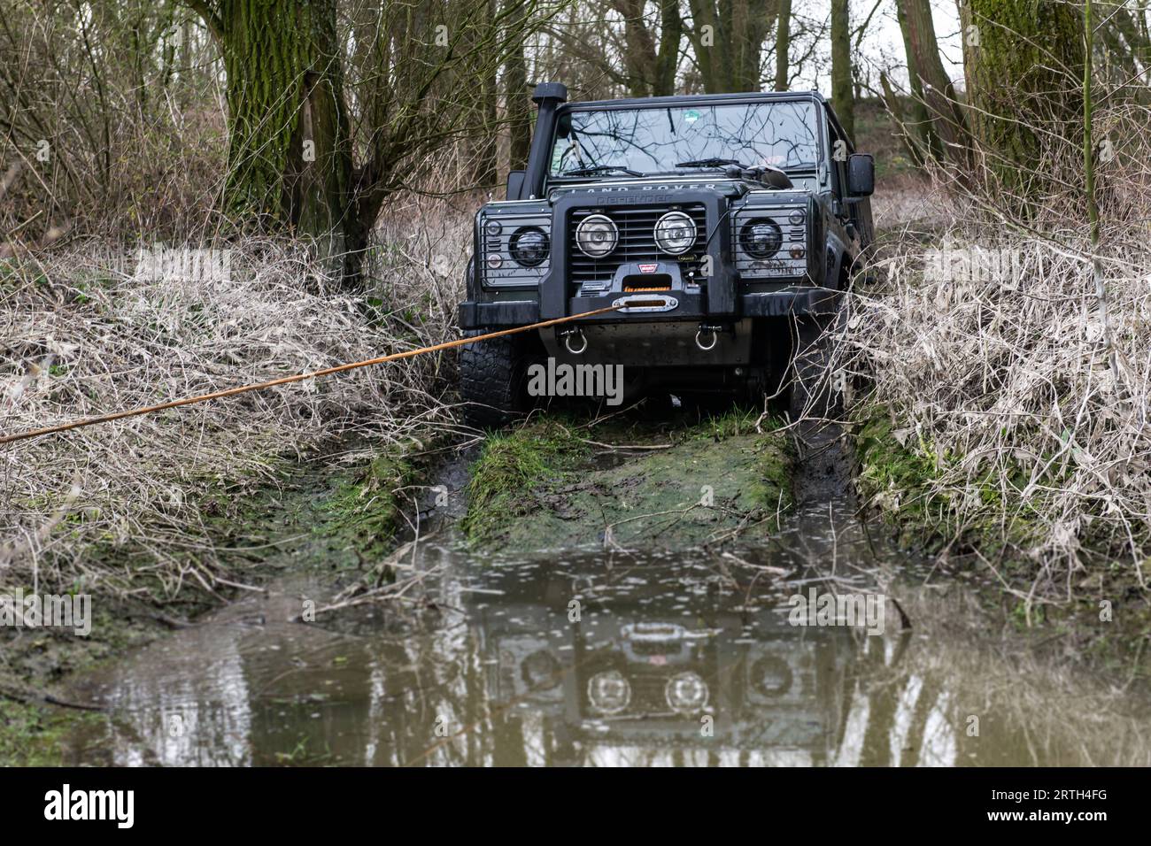 Photo series from an afternoon offroading with several Land Rover cars ...