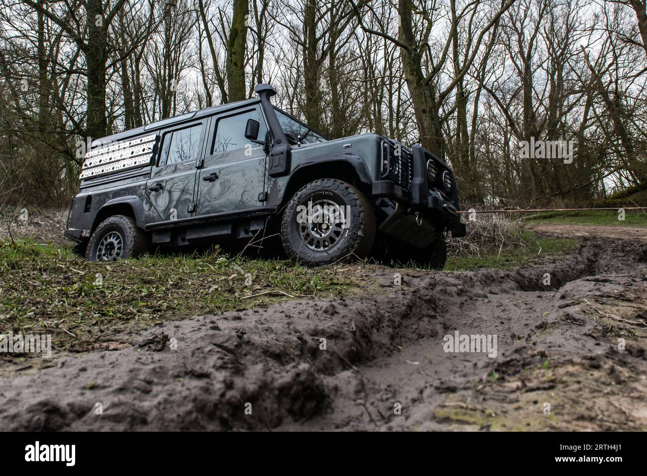 Photo series from an afternoon offroading with several Land Rover cars ...