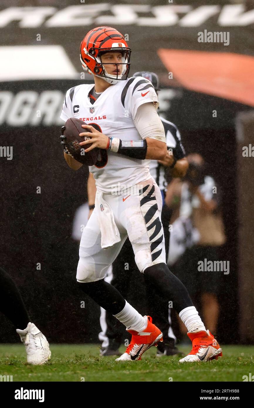 Cincinnati Bengals quarterback Joe Burrow (9) looks to throw the ball ...