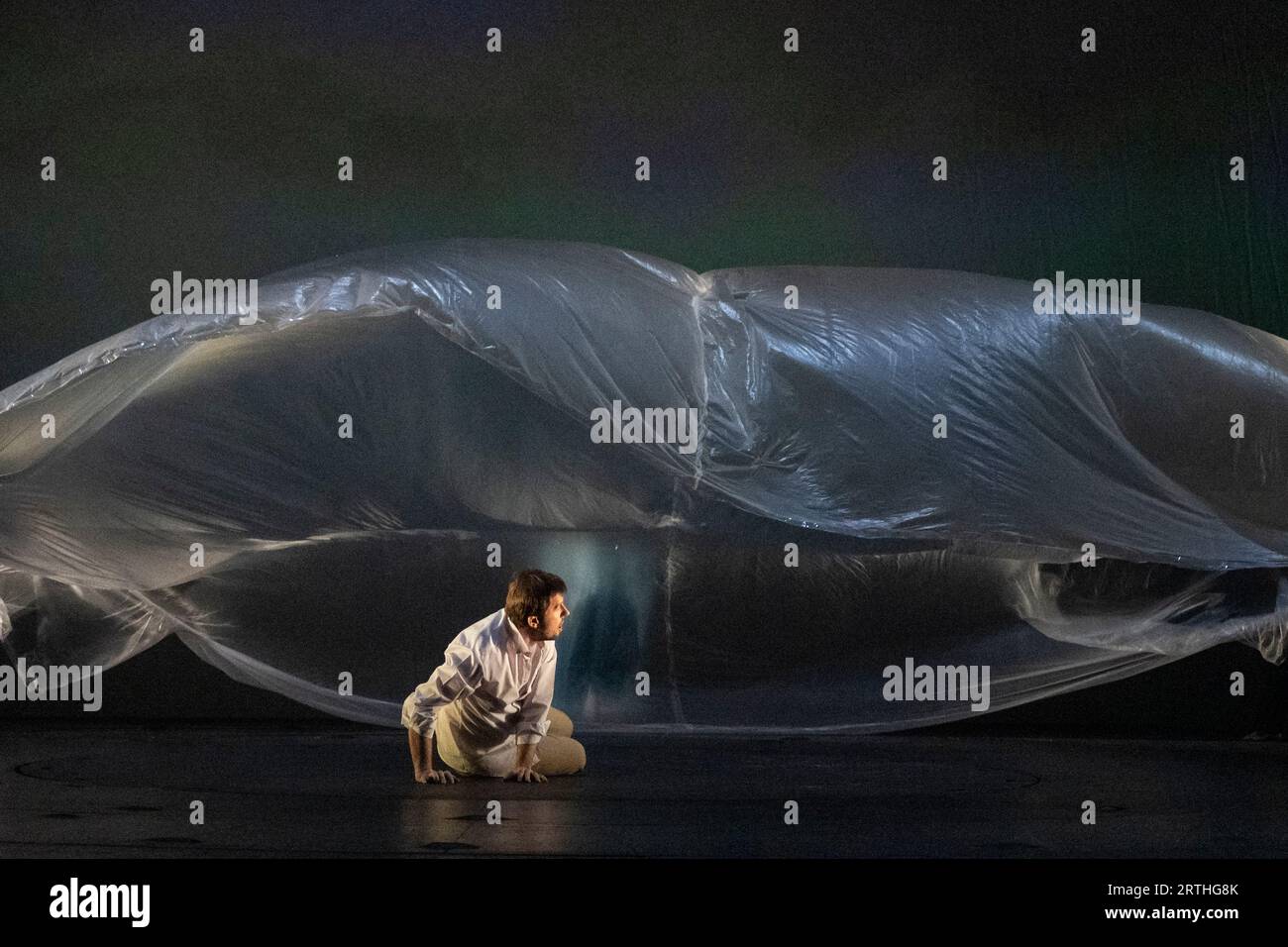 Stage actors flee hi-res stock photography and images - Alamy