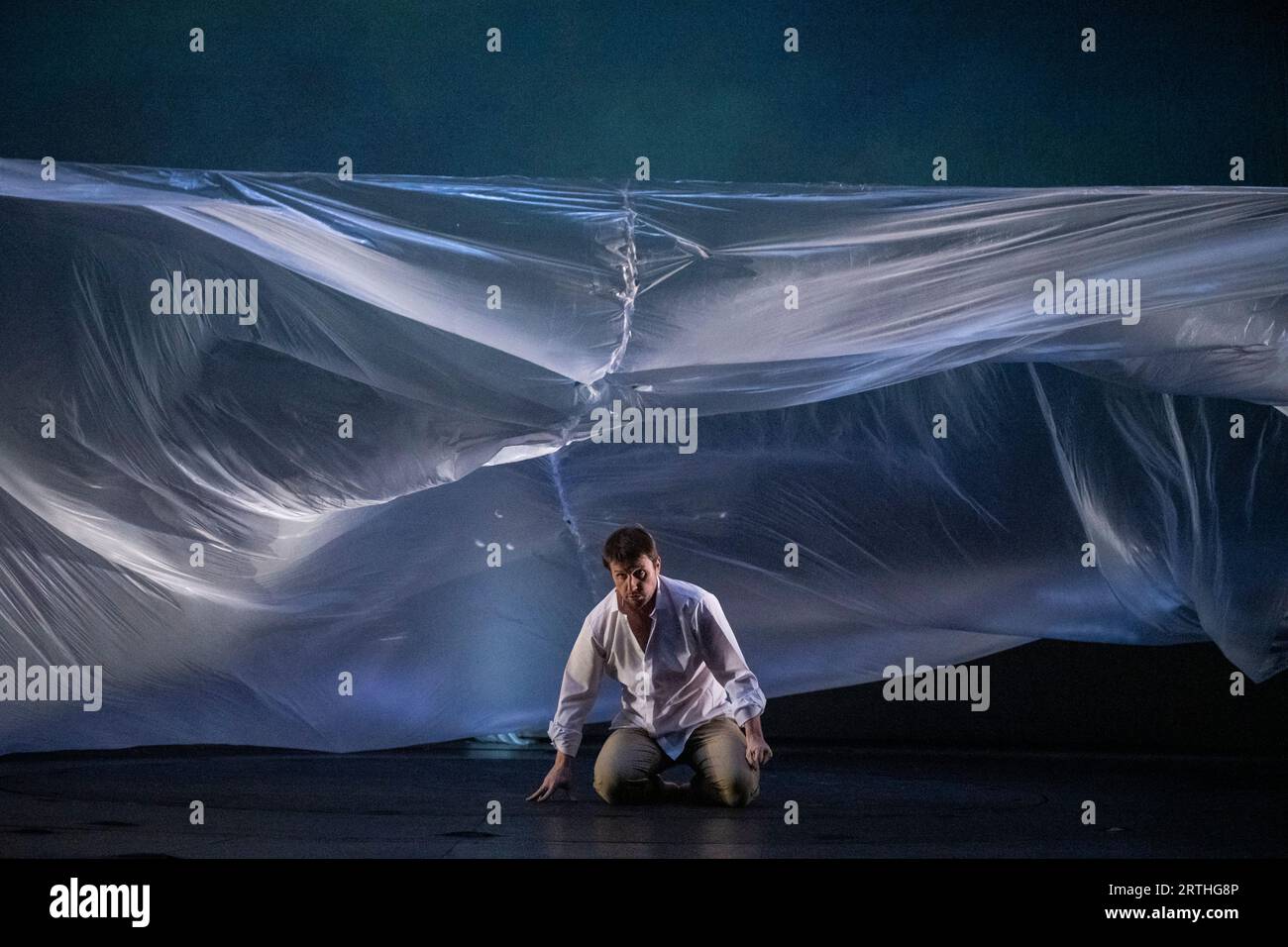 Stage actors flee hi-res stock photography and images - Alamy