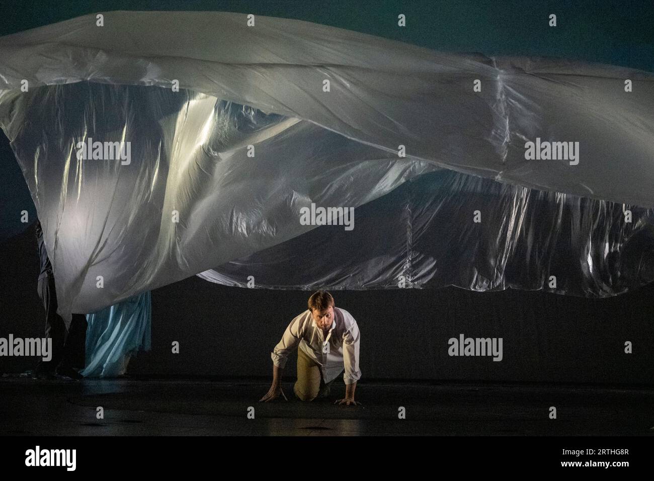 Stage actors flee hi-res stock photography and images - Alamy
