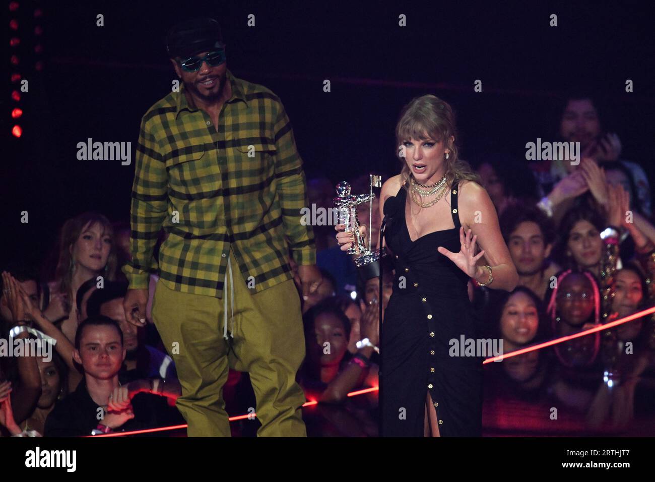 Newark, USA. 12th Sep, 2023. Taylor Swift accepts the Song of the Year ...