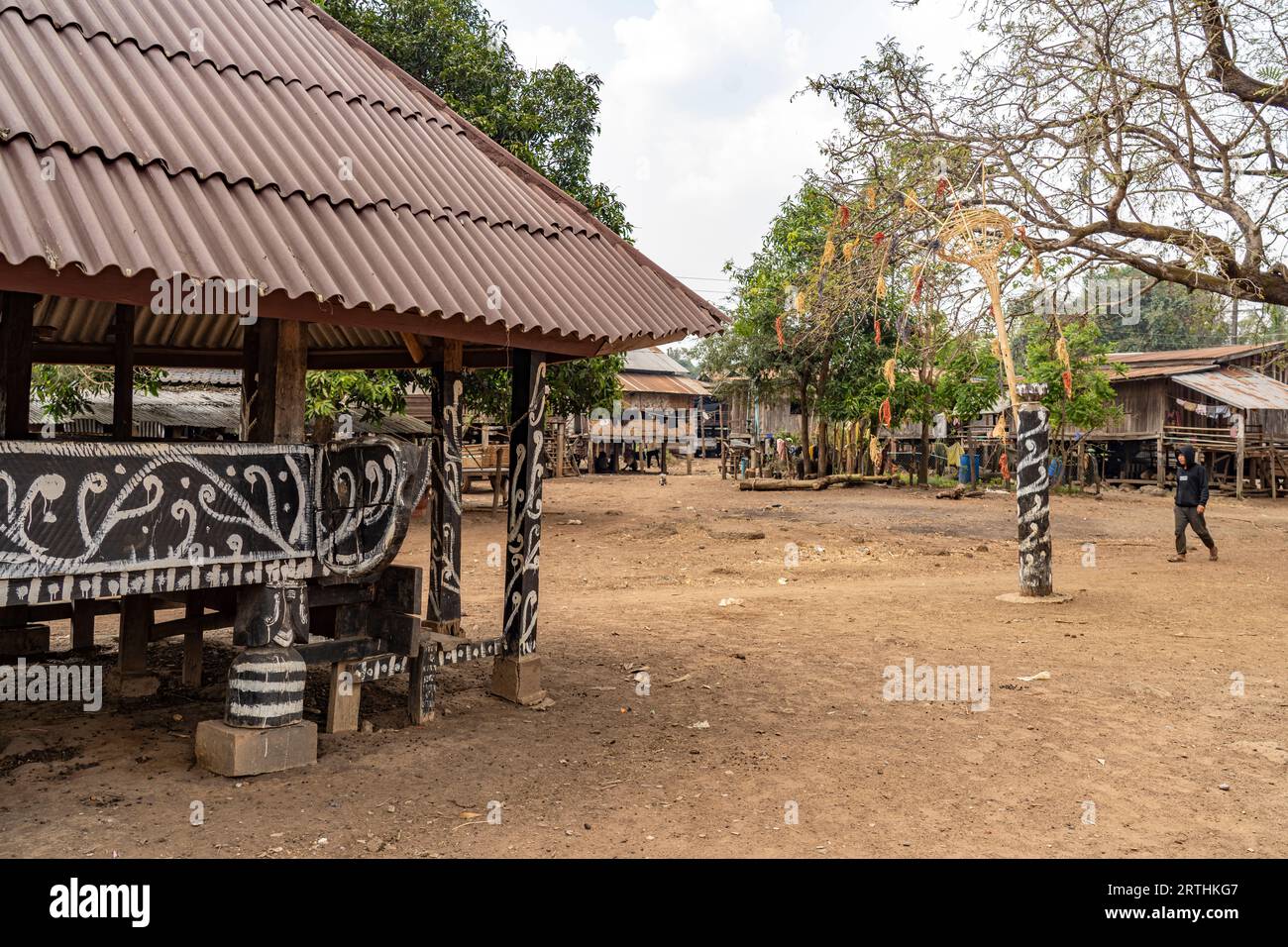 Traditionelles Dorfhaus in Ban Baktheung im Bolaven Plateau, Laos ...
