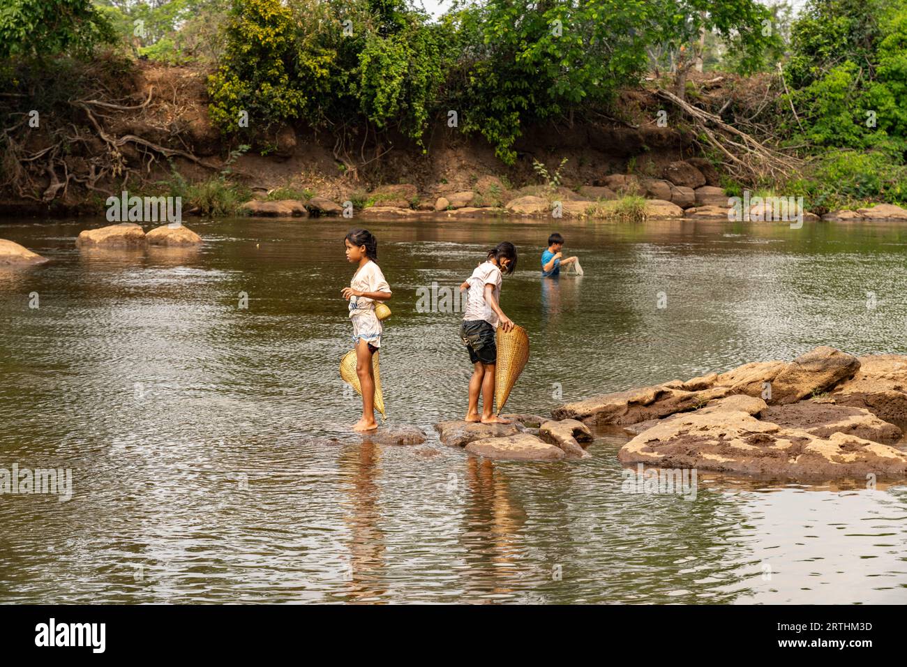 Kinder fischen im Fluss Tad Lo beim Dorf Ban Baktheung im Bolaven Plateau, Laos, Asien ...