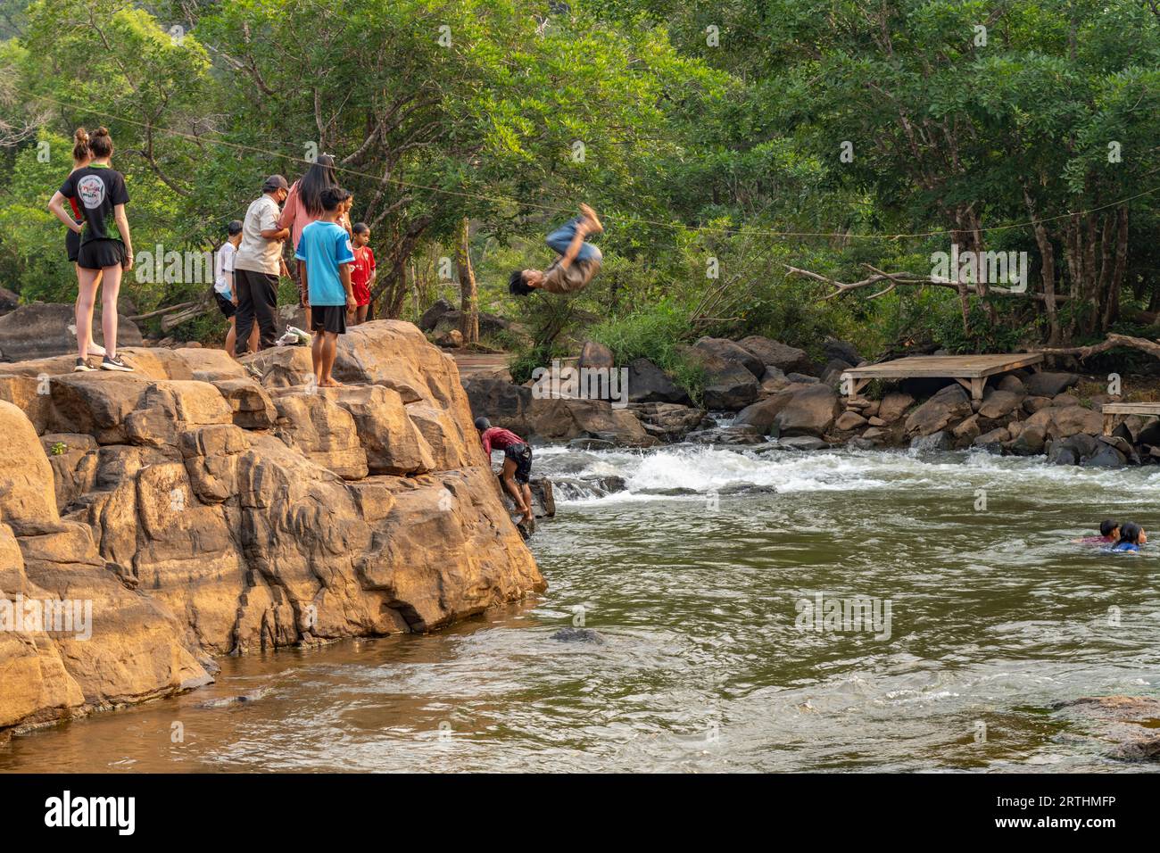 Kinder springen in den Fluss Tad Lo, Bolaven Plateau, Laos, Asien ...