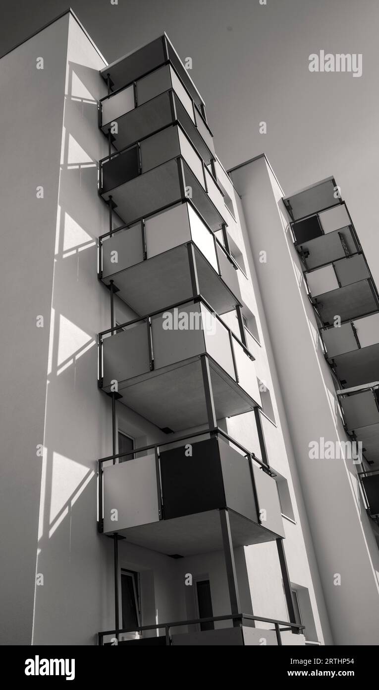 High rise building light and shadow hi-res stock photography and images ...