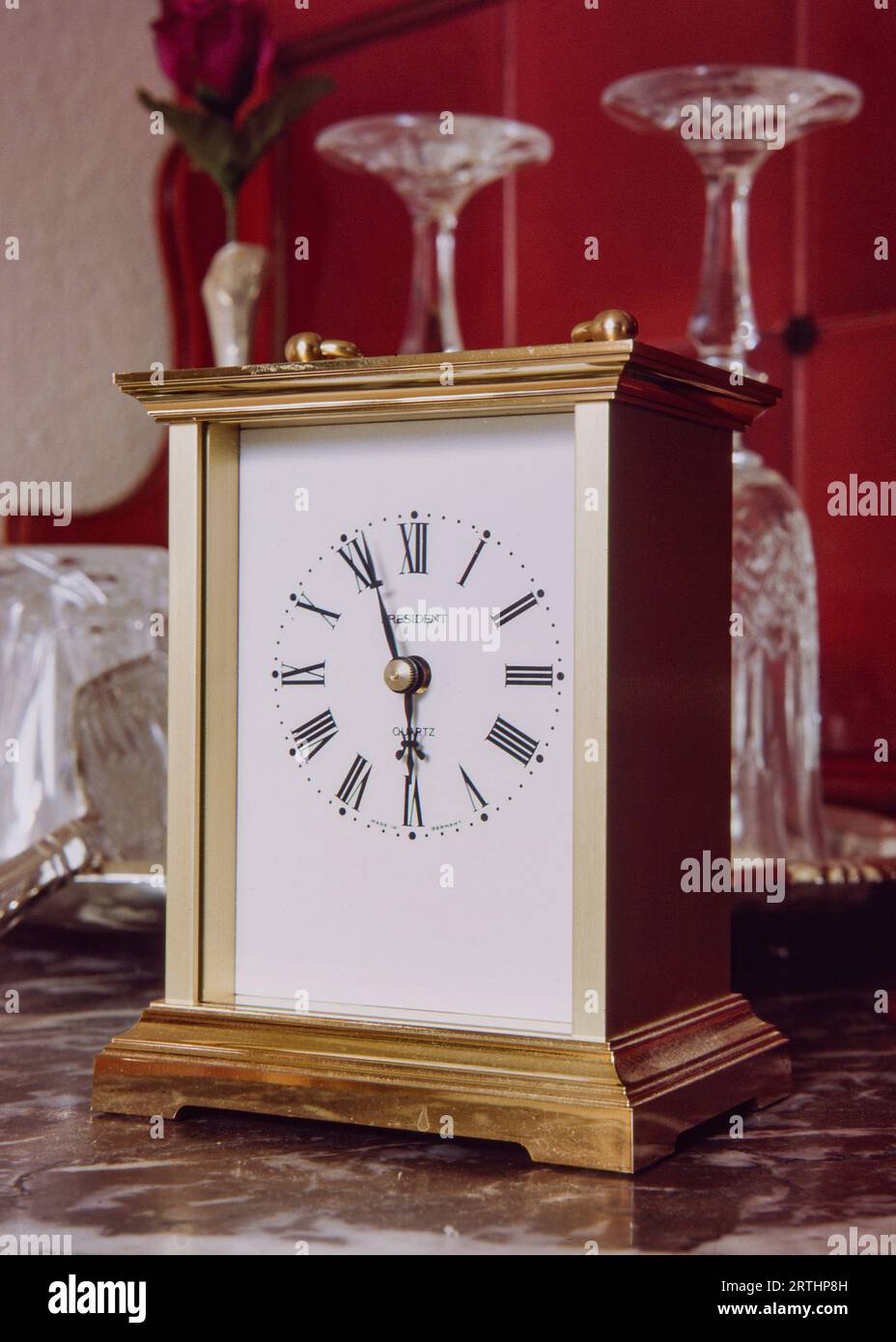 Quartz crystal clock hi-res stock photography and images - Alamy