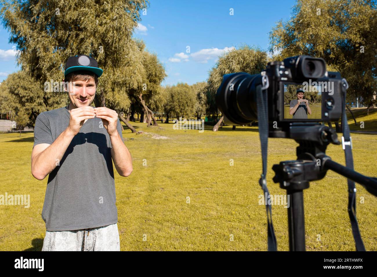 Man filming technology review hi-res stock photography and images - Alamy