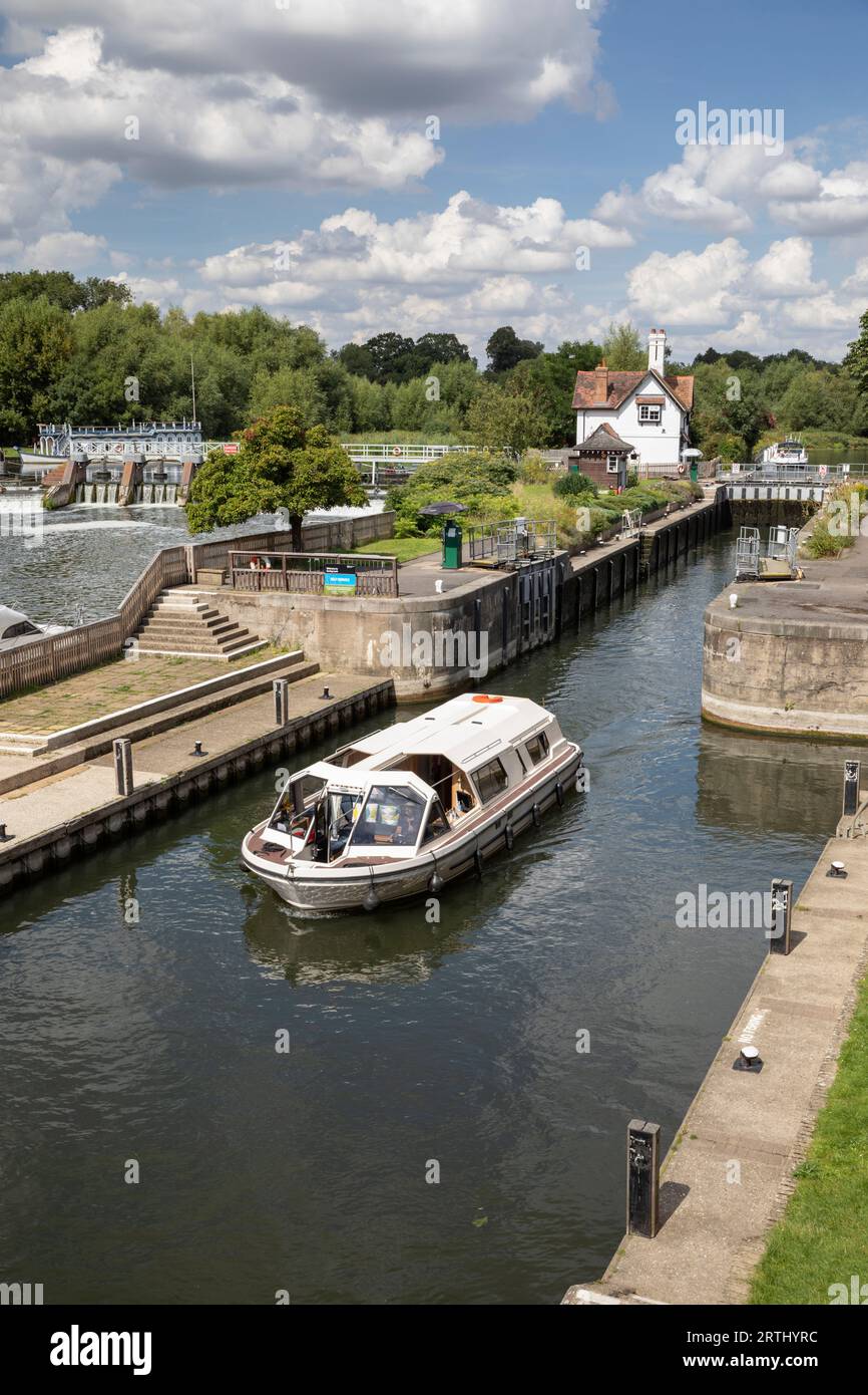 Goring on thames hi-res stock photography and images - Alamy