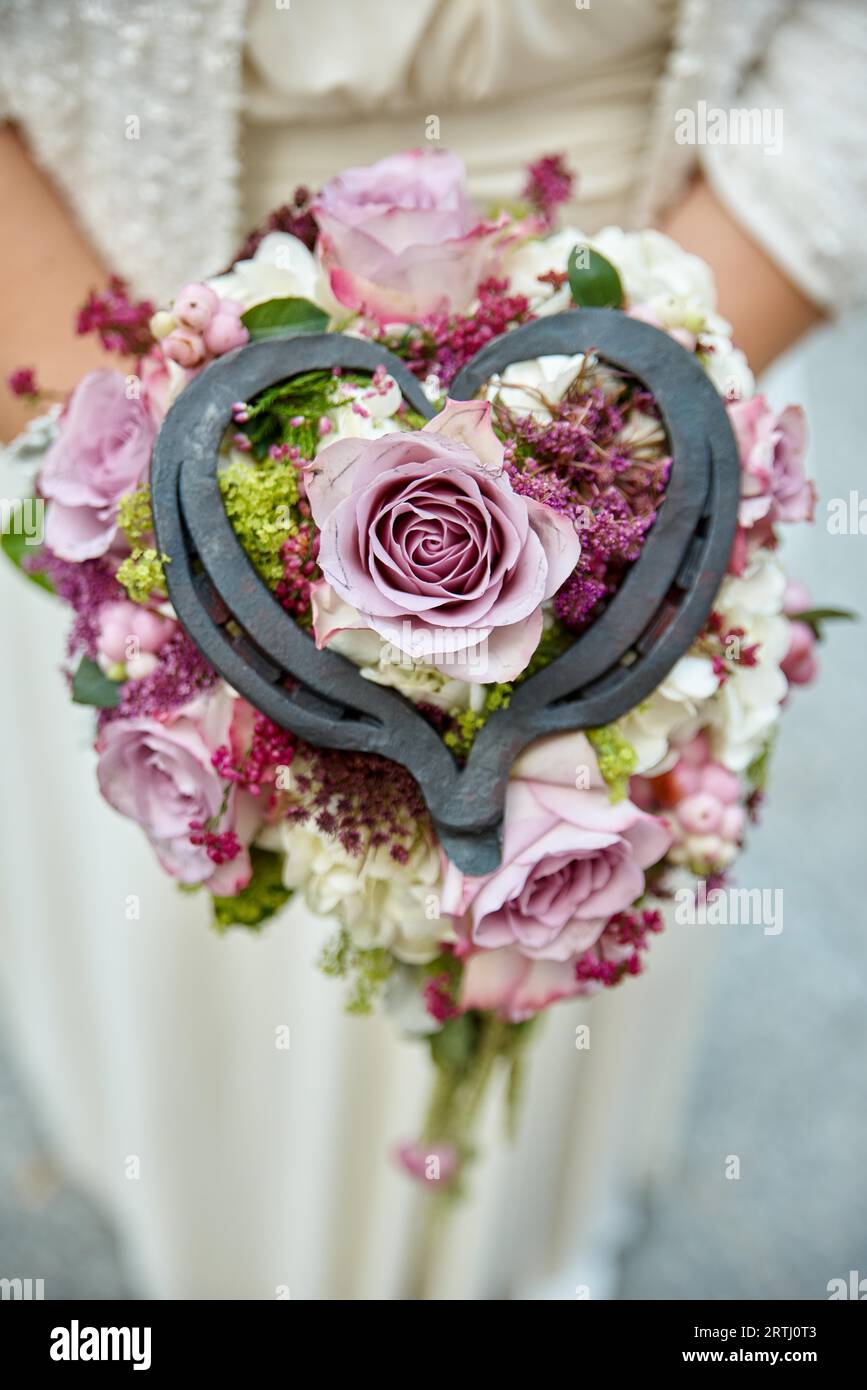 Holding bride bouquet pink hi-res stock photography and images - Alamy