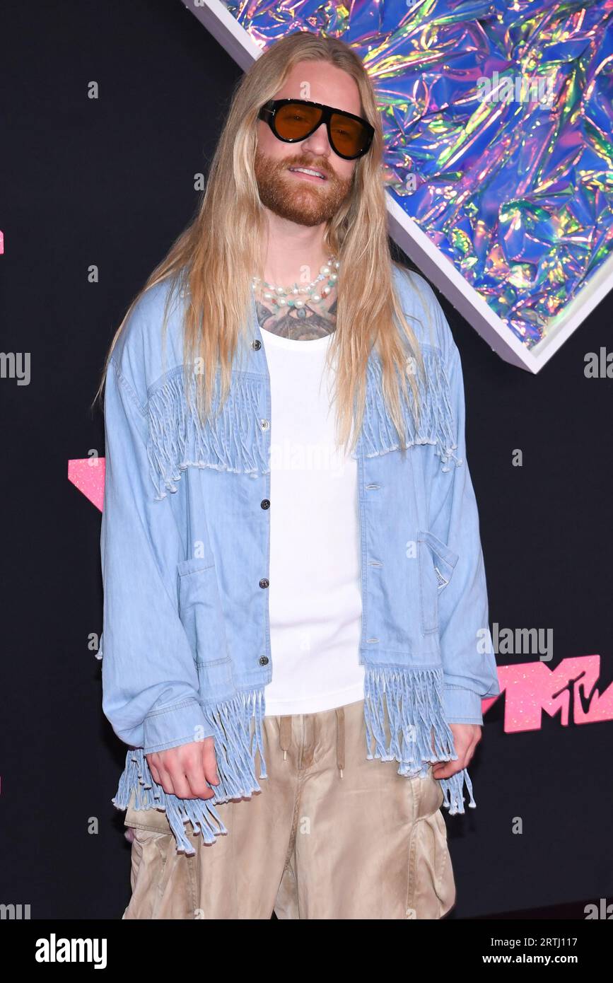 Sam Ryder walking on the red carpet at the 2023 MTV Video Music Awards ...