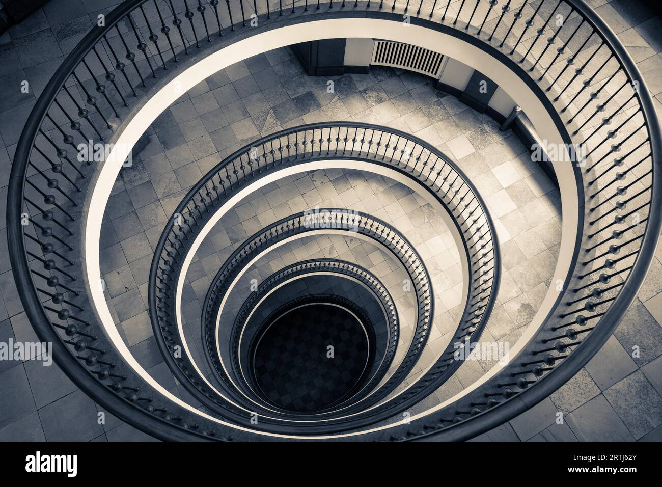 Circular atrium hi-res stock photography and images - Alamy