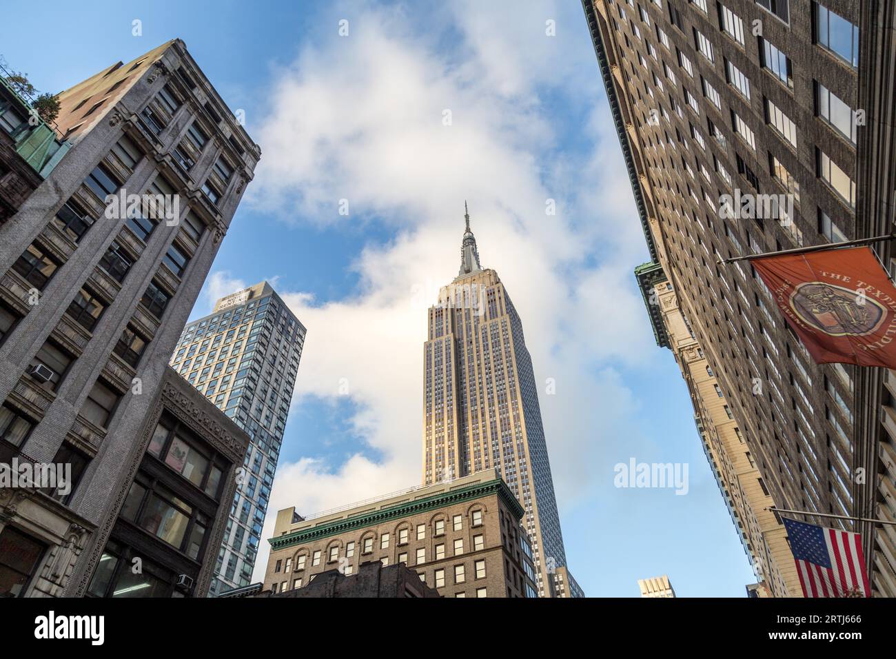 Empire state building low angle hi-res stock photography and images - Alamy