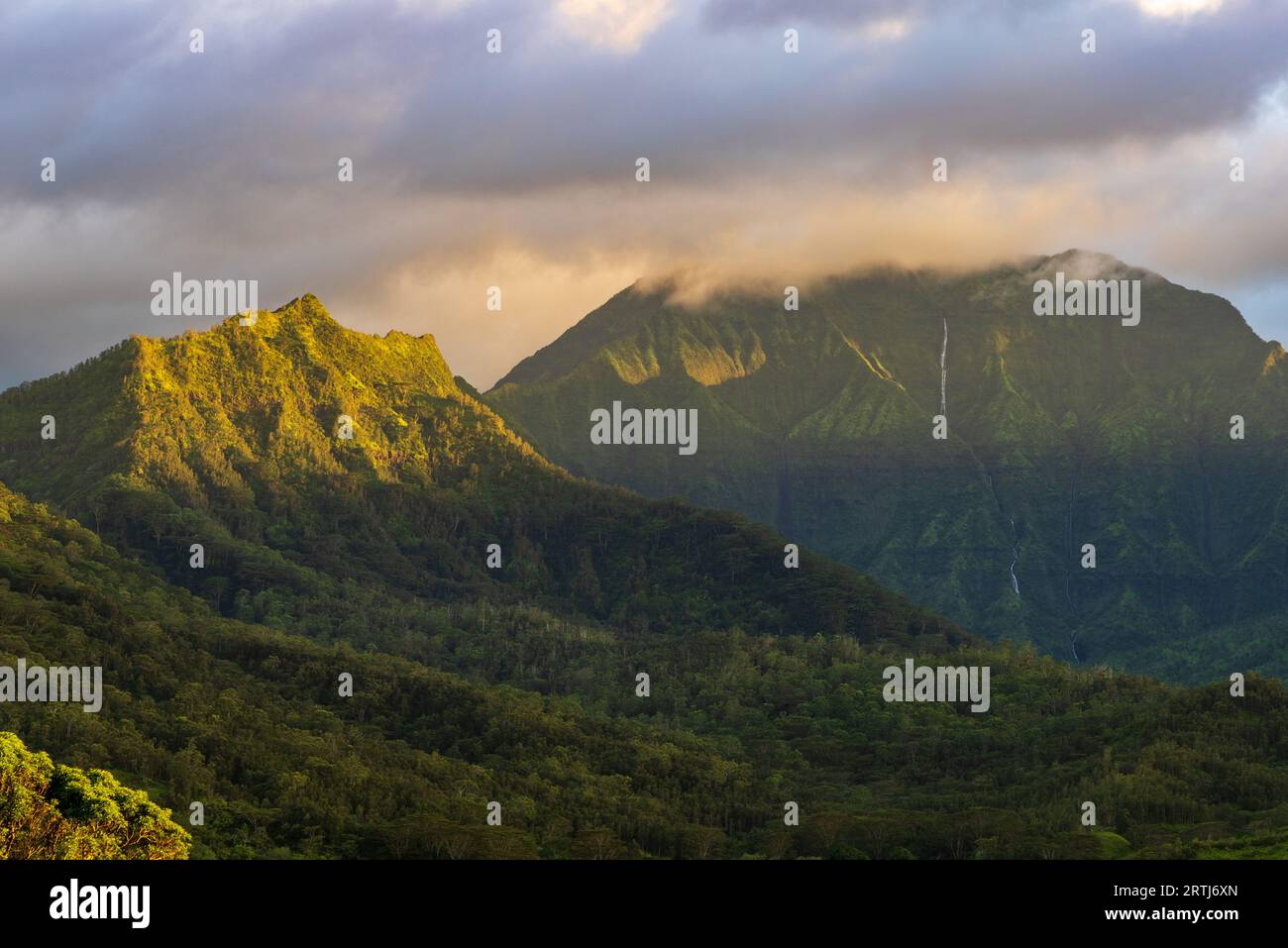Mountains of the Na Pali mountain range above Hanalei valley in Kauai ...