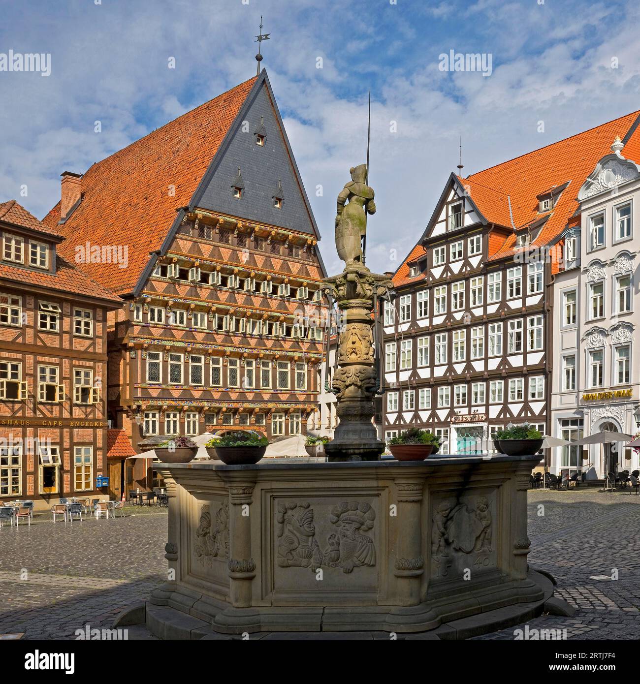 Historic market square with Rolandbrunnen fountain, Baeckeramtshaus and ...