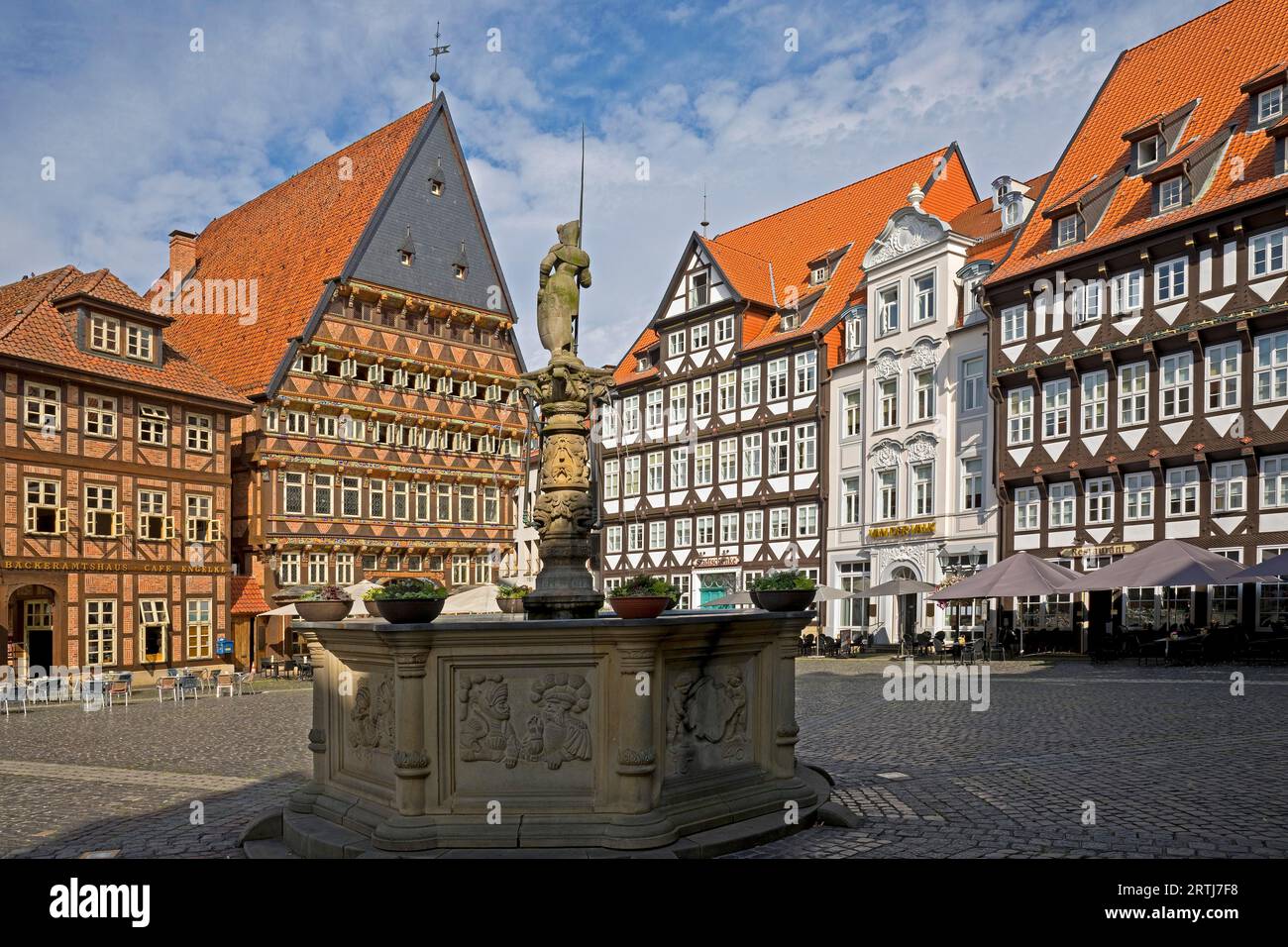 Historic market square with Rolandbrunnen fountain, Baeckeramtshaus and ...