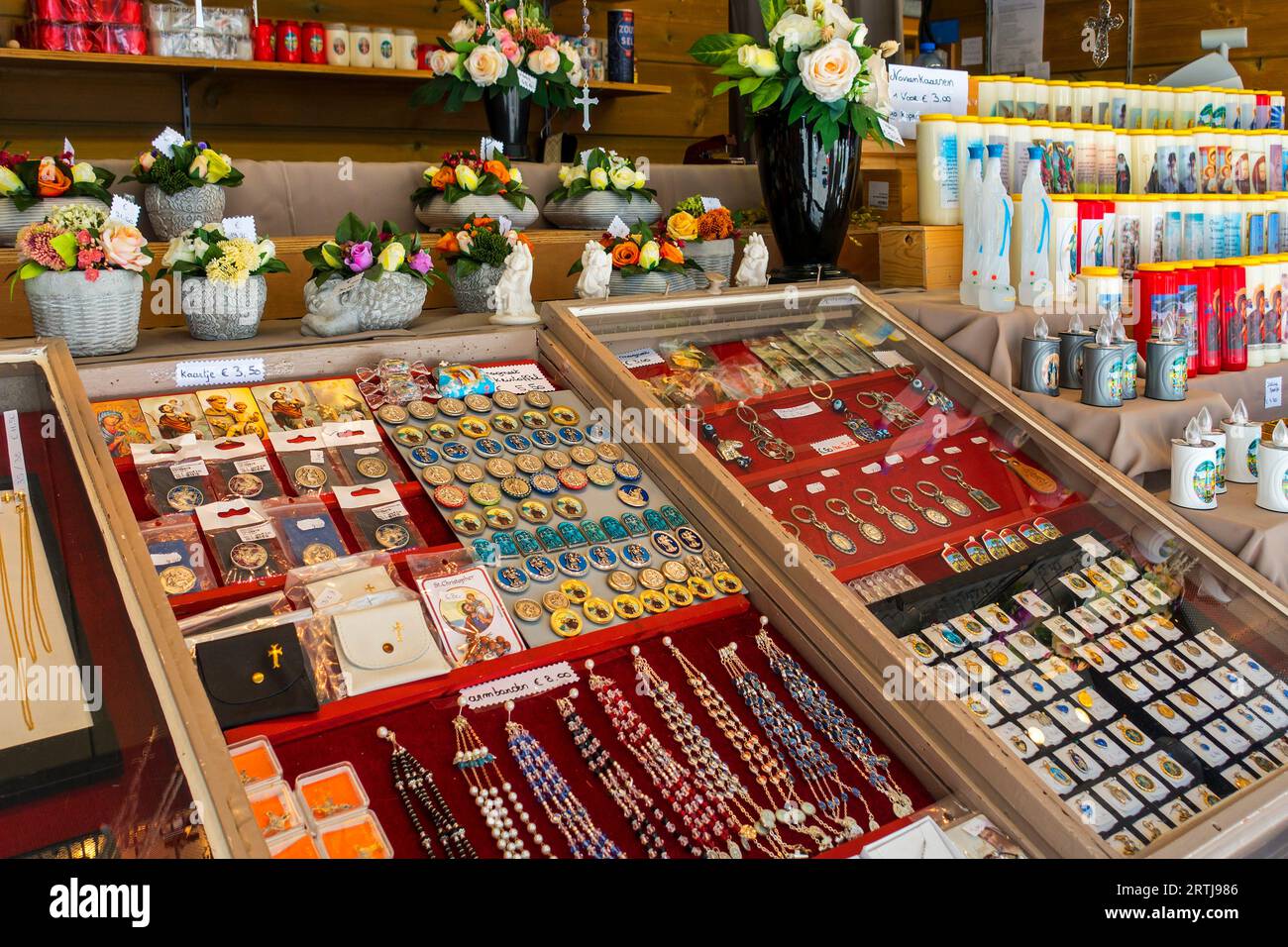 Kitsch commercial catholic hi-res stock photography and images - Alamy