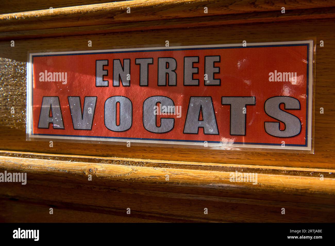 Avocat dans un tribunal avec les justitiables. Reconstitution d'une ...