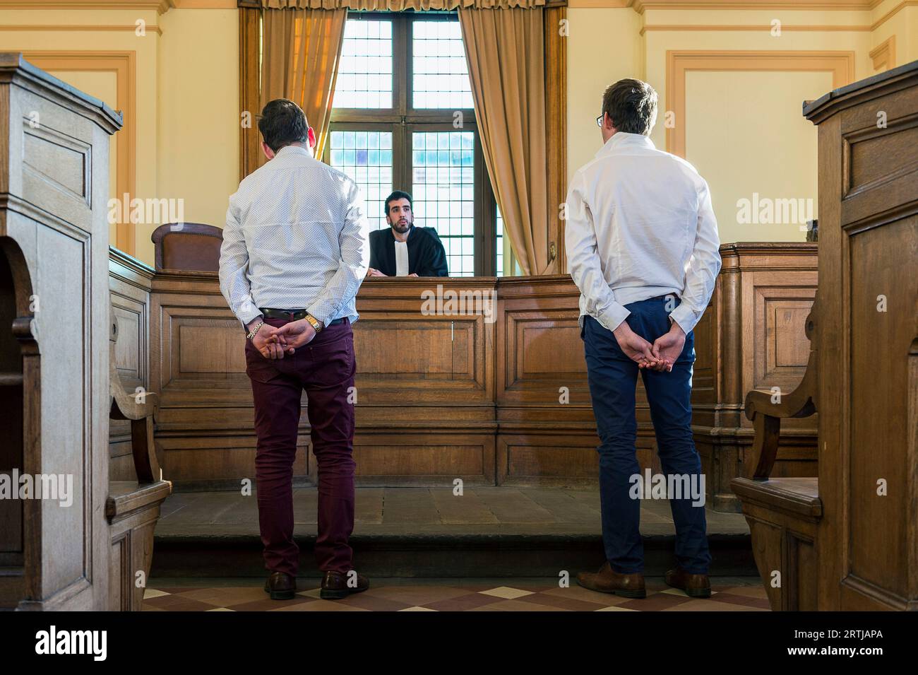 Avocat dans un tribunal avec les justitiables. Reconstitution d'une ...