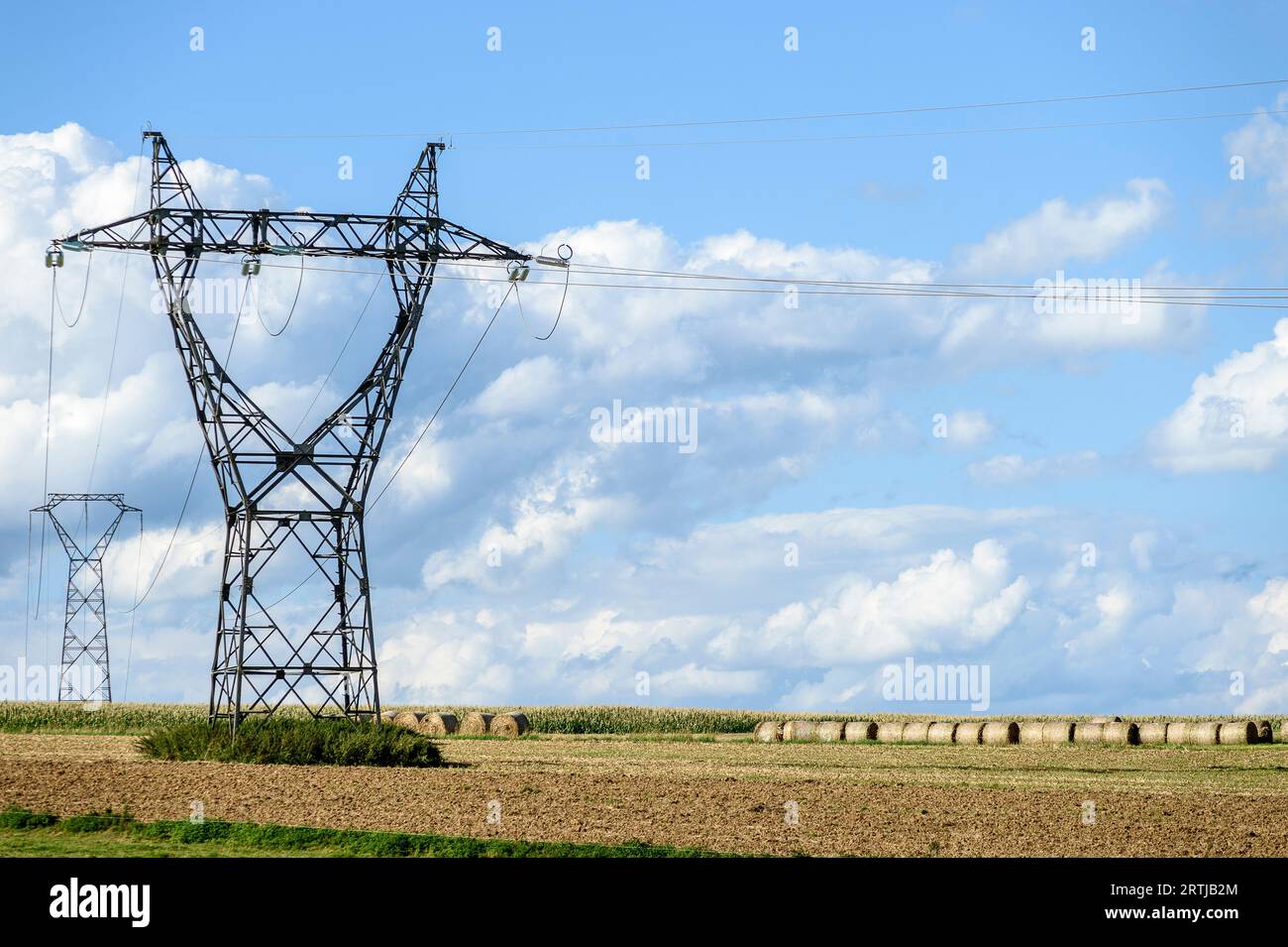 Electric pylon in the countryside | Pylone electrique au milieu des ...