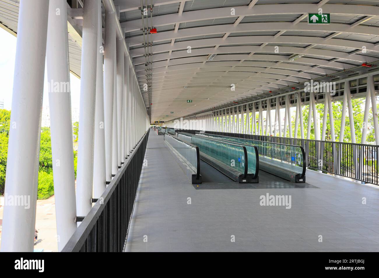 Underpass pathway hi-res stock photography and images - Alamy