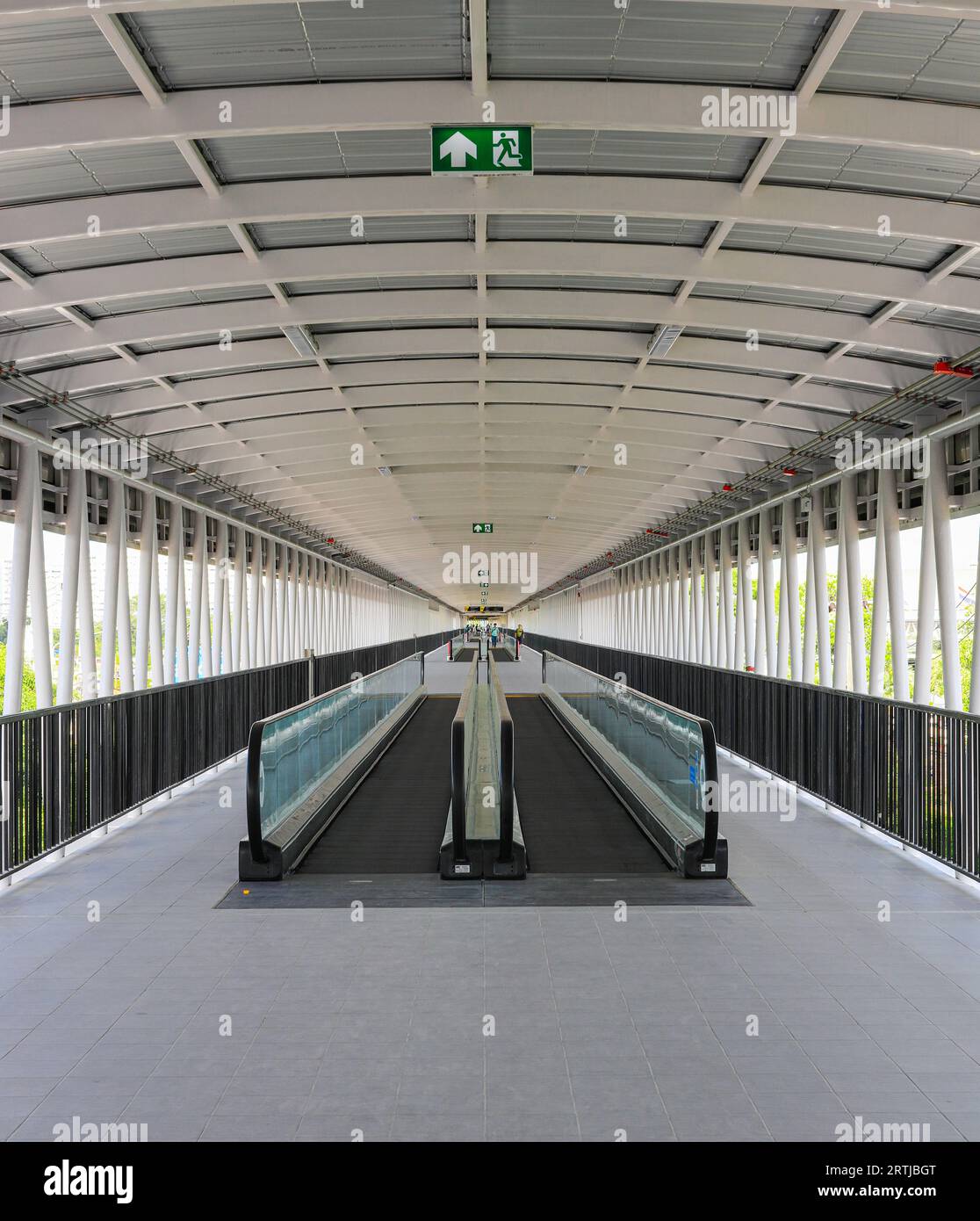 Underpass pathway hi-res stock photography and images - Alamy