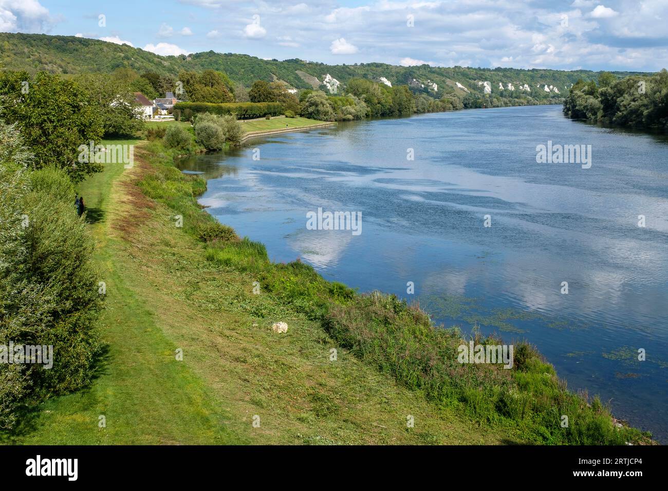 The river La Seine at the feet of the village of La Roche-Guyon | Le ...