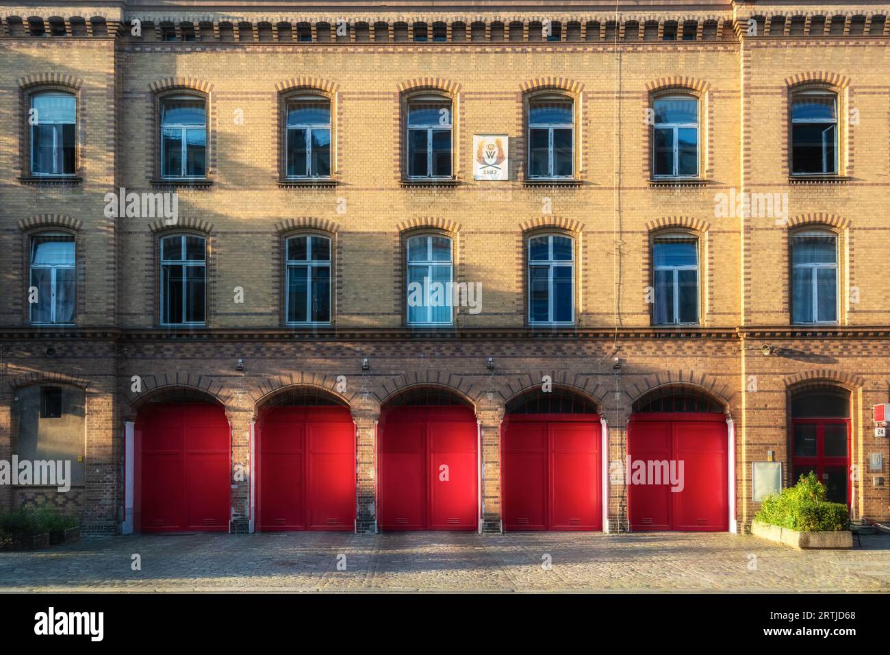 Beige house fire hi-res stock photography and images - Alamy