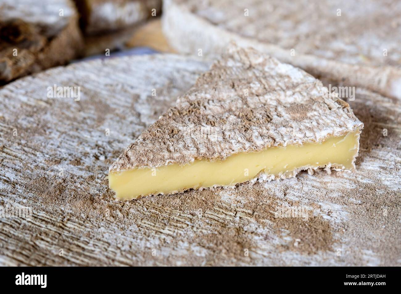Sliced Brie cheese ripened soft dough | Triangle de fromage Brie - pâte ...