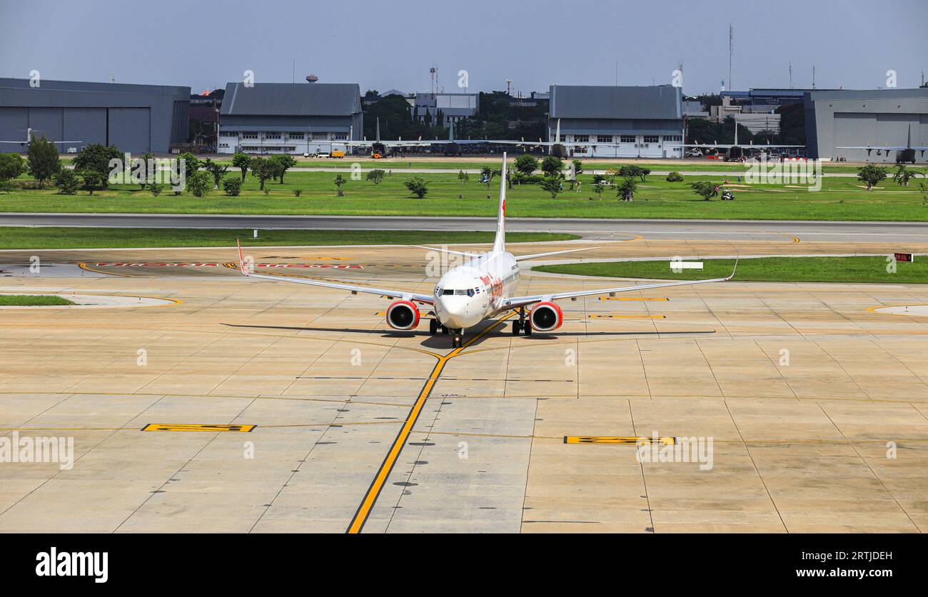 Airplane taxi in taxiway after landing, drive to passenger gate Stock ...