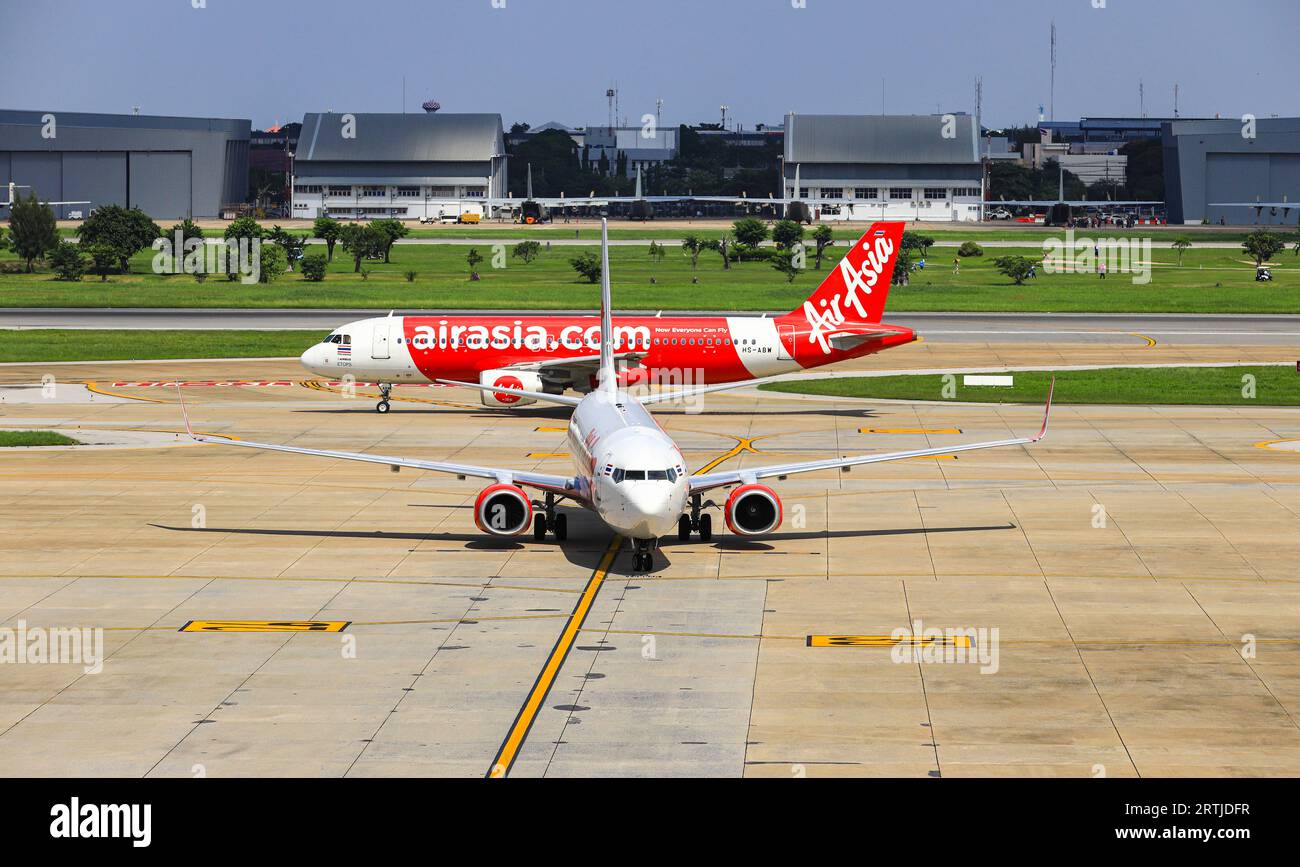 Airplane taxi in taxiway after landing, drive to passenger gate Stock ...