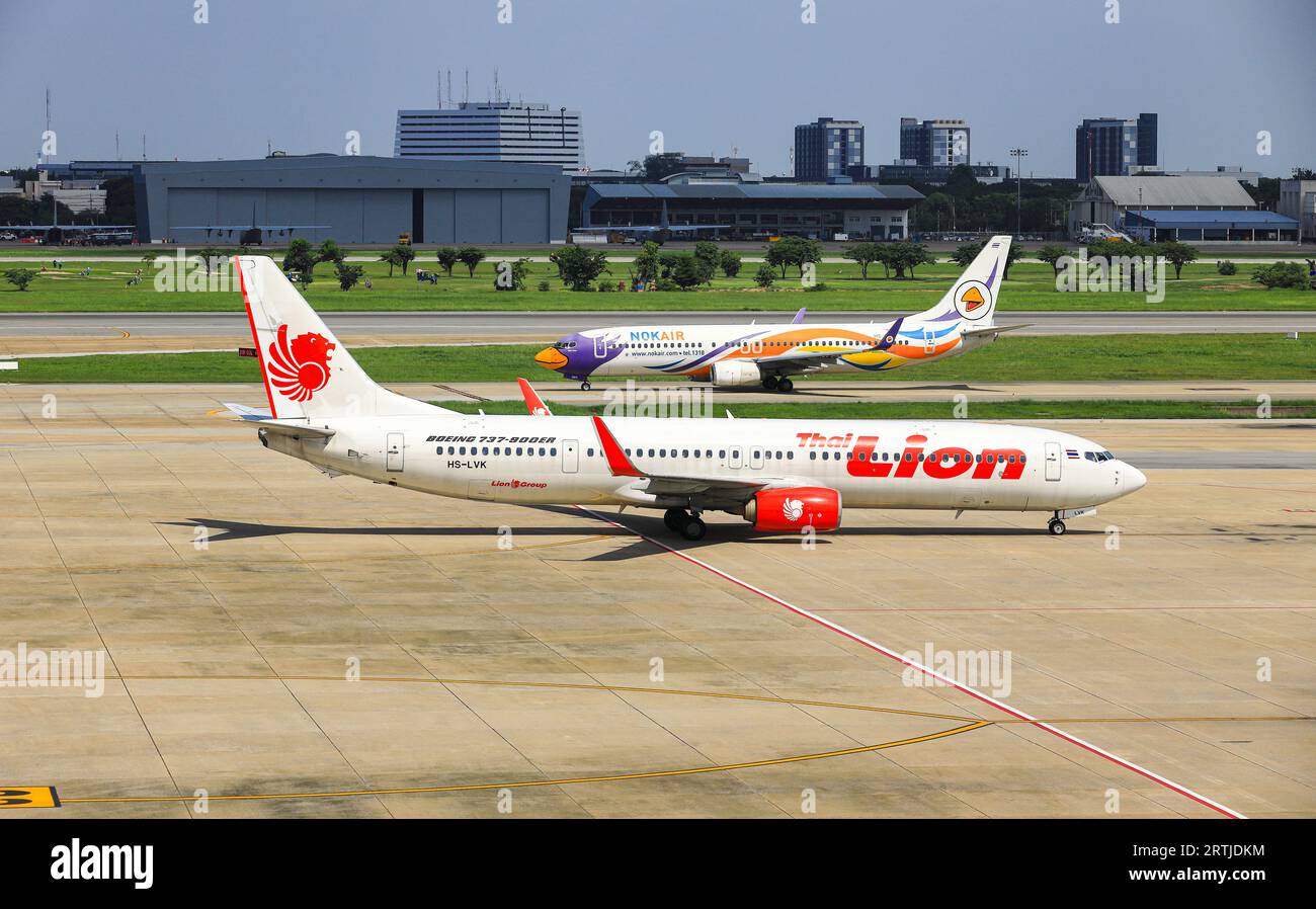 Airplane taxi in taxiway after landing, drive to passenger gate Stock ...