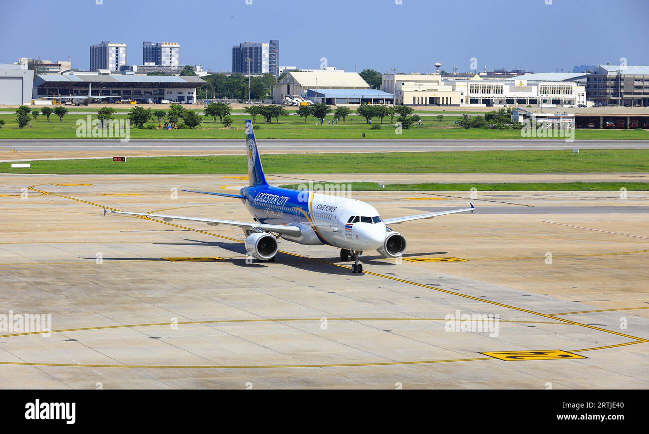 Airplane taxi in taxiway after landing, drive to passenger gate Stock ...