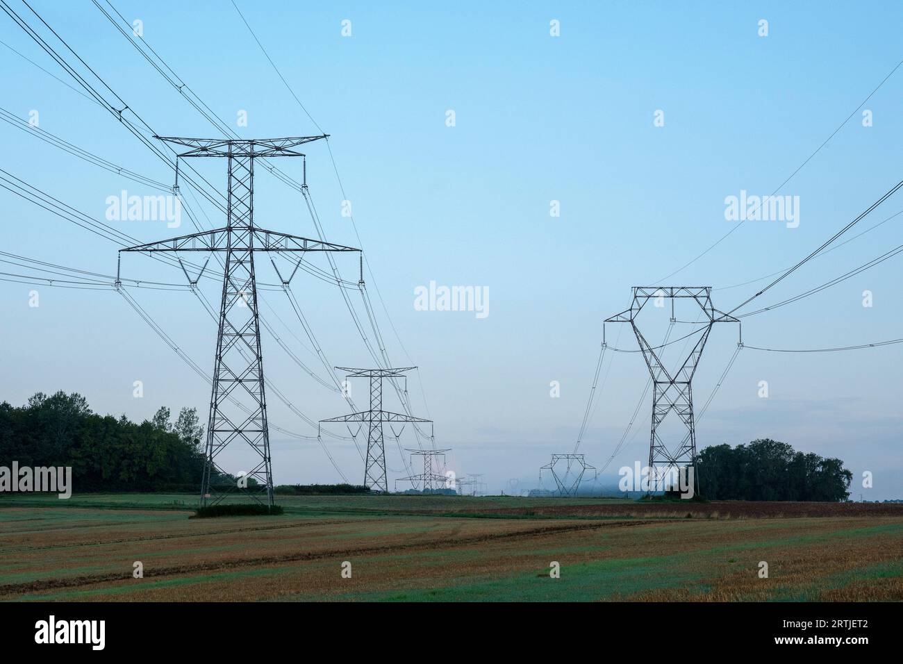 Electric pylon in the countryside | Pylone electrique au milieu des ...